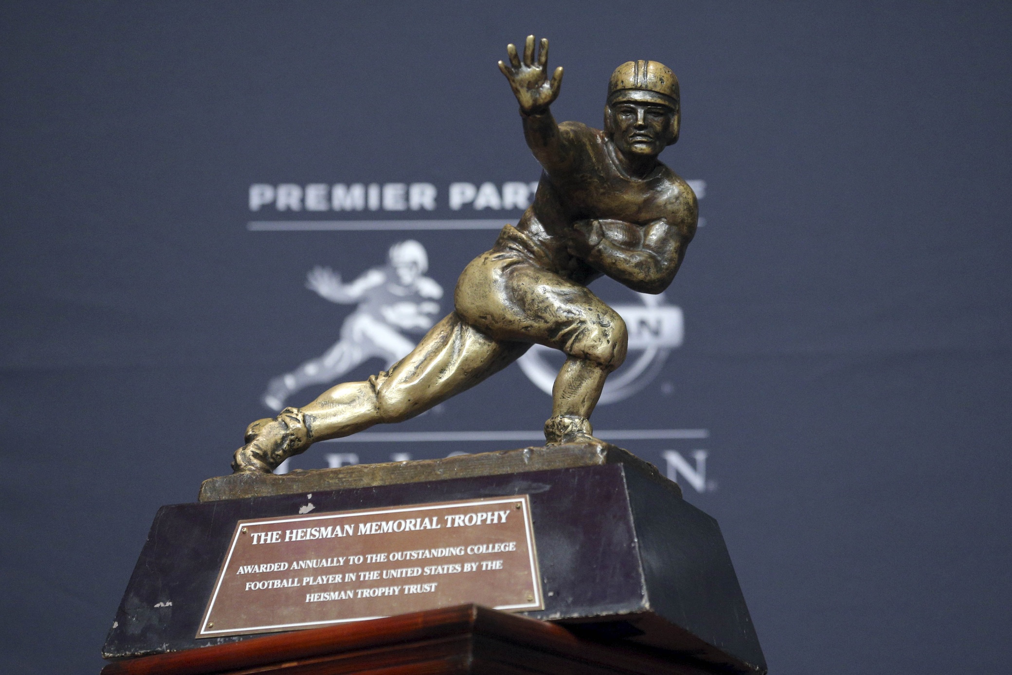 Louisville QB Lamar Jackson wins 2016 Heisman Trophy - Saturday Down South