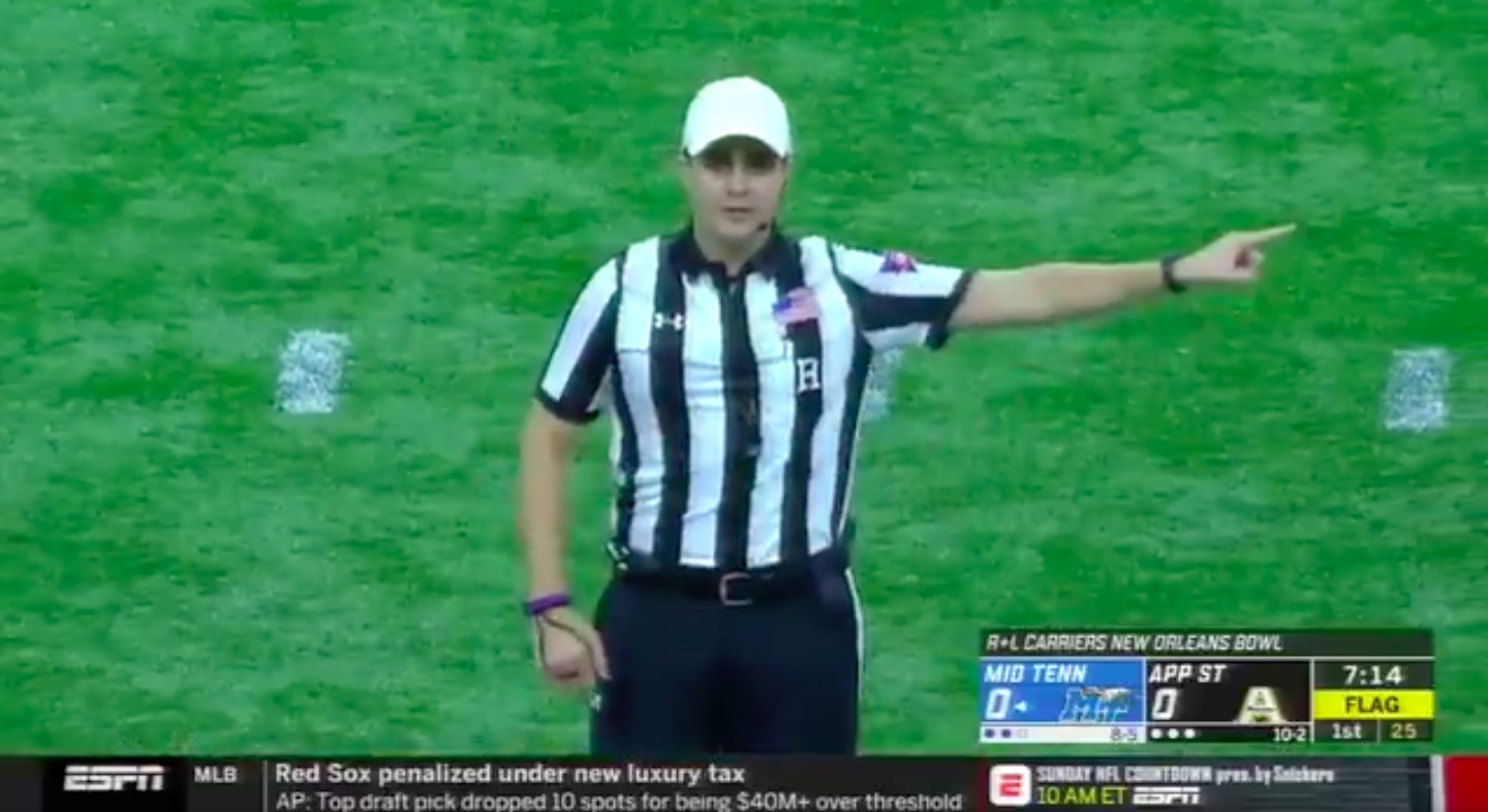 WATCH: Ref hilariously calls false start penalty on 'entire offensive ...