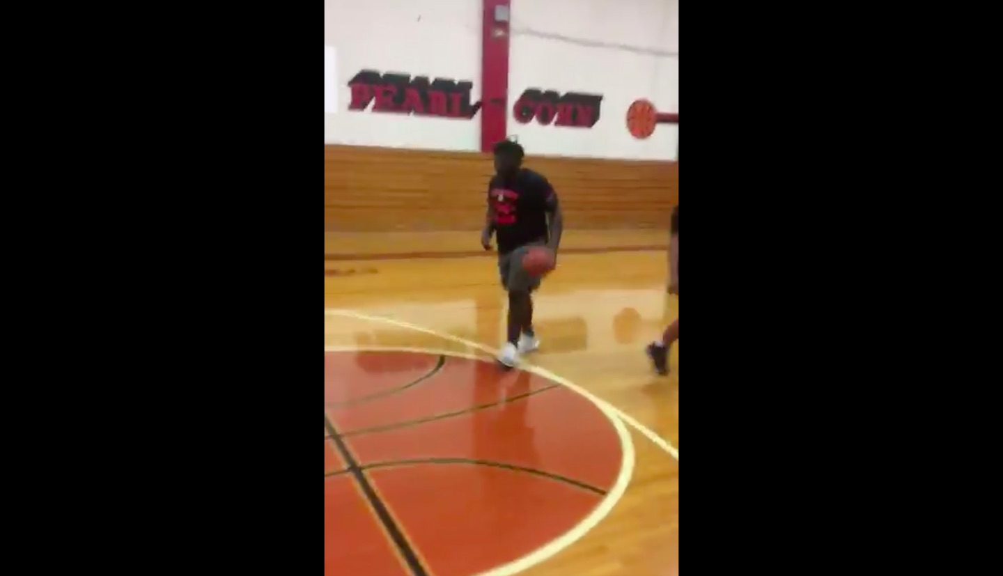 WATCH: 350-pound Tennessee signee Elijah Simmons dunks, makes full ...