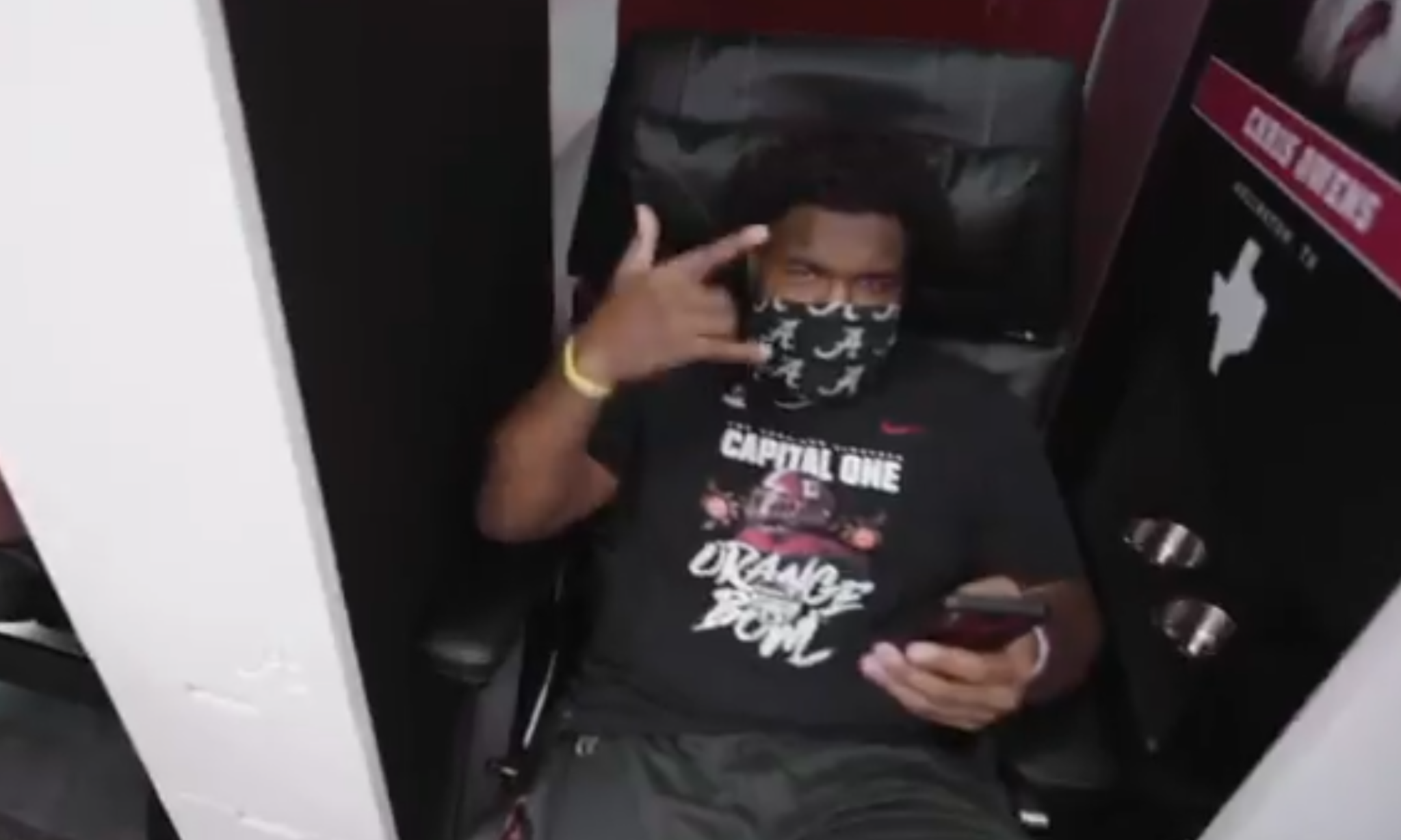 Alabama players experience program's new locker room for the first time ...