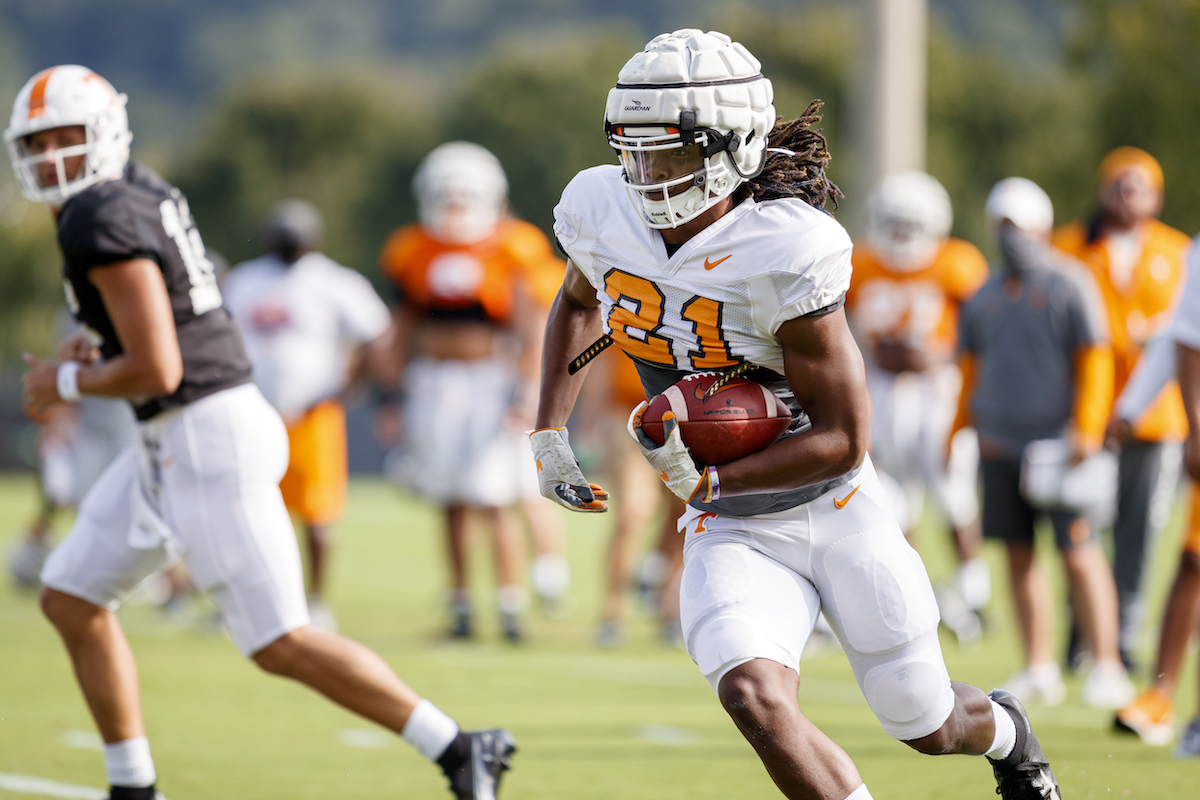 Tennessee freshman getting looks at running back, assistant Jay Graham ...