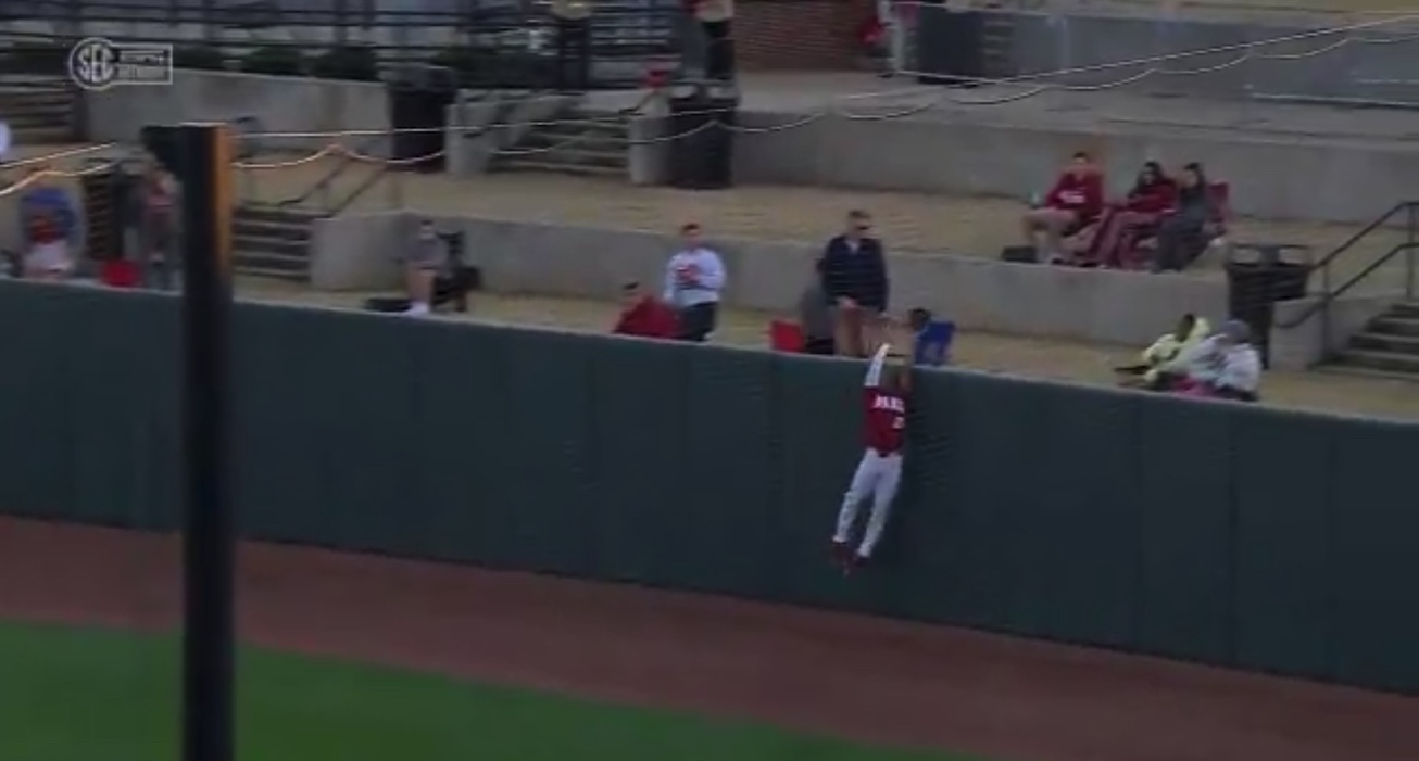 Alabama outfielder makes incredible home run-robbing catch - Saturday ...