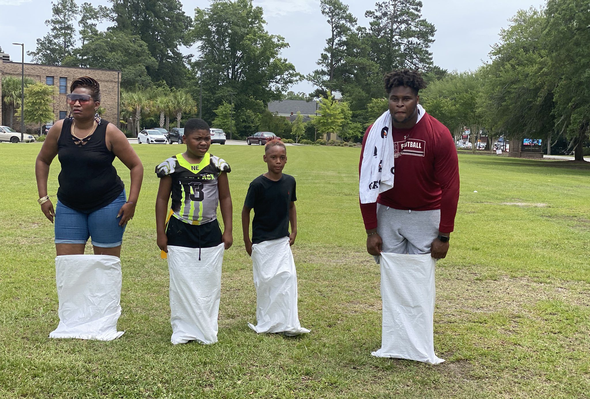 South Carolina DT Jabari Ellis, teammates organize 'Juneteenth Fun Day ...
