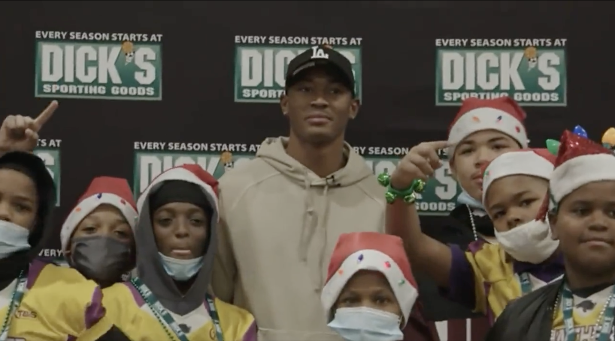 DeVonta Smith spreads Christmas spirit with a shopping spree for New ...