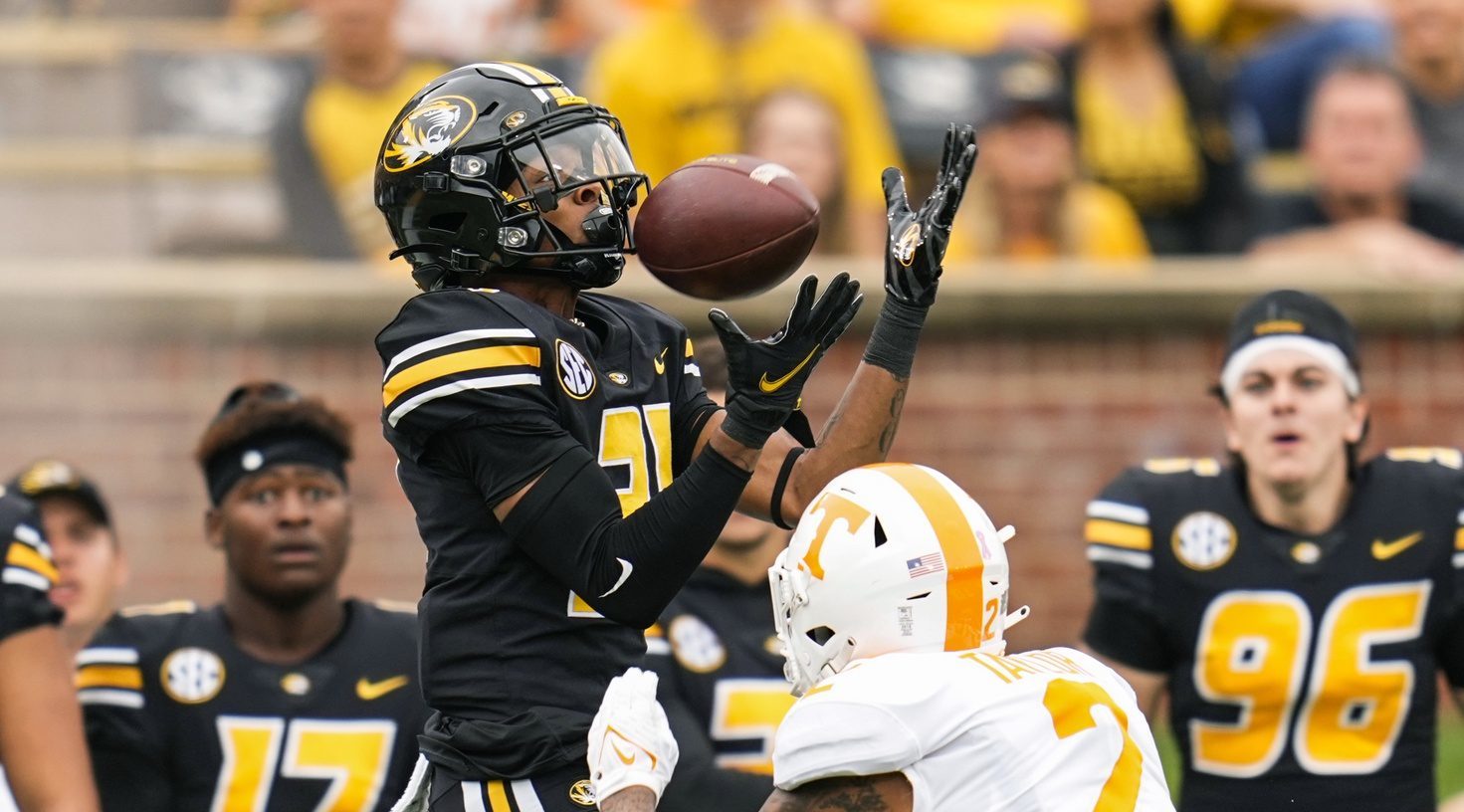 D'ionte 'Boo' Smith, Missouri WR, announces plans for 2022 season ...