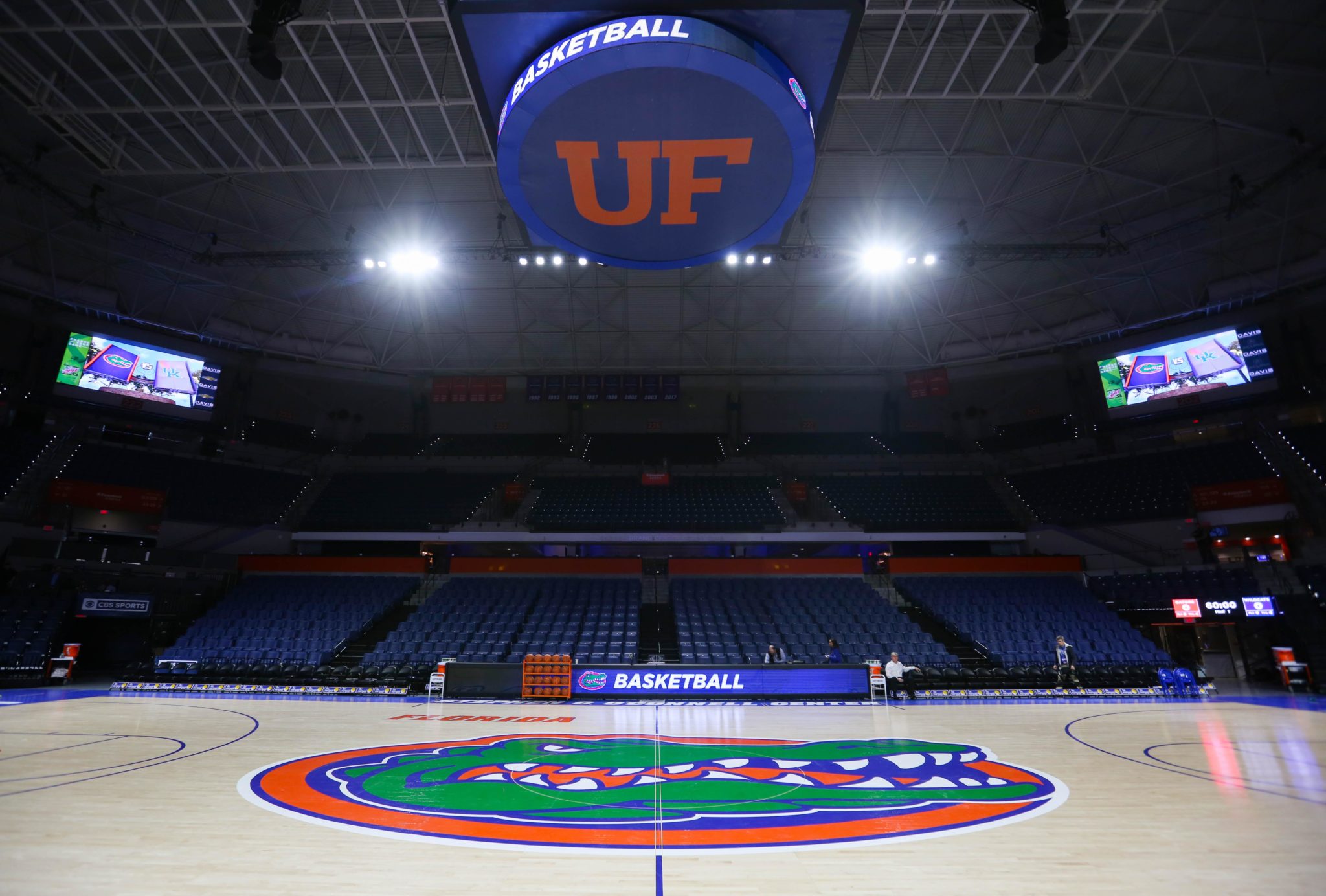 Florida basketball lands commitment from world's tallest teenager ...