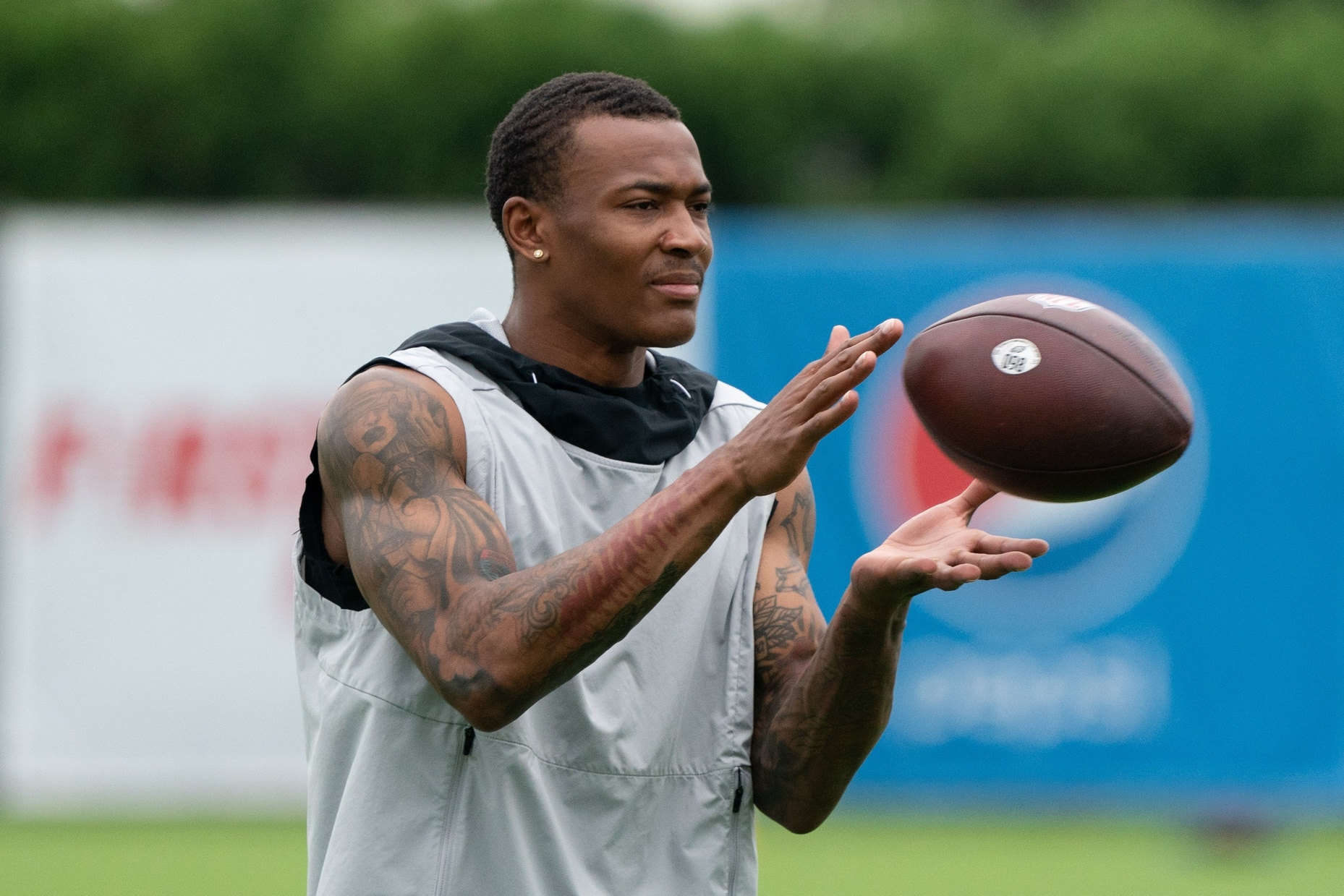 DeVonta Smith receives a cartoon nickname from Dallas Goedert: 'He ...