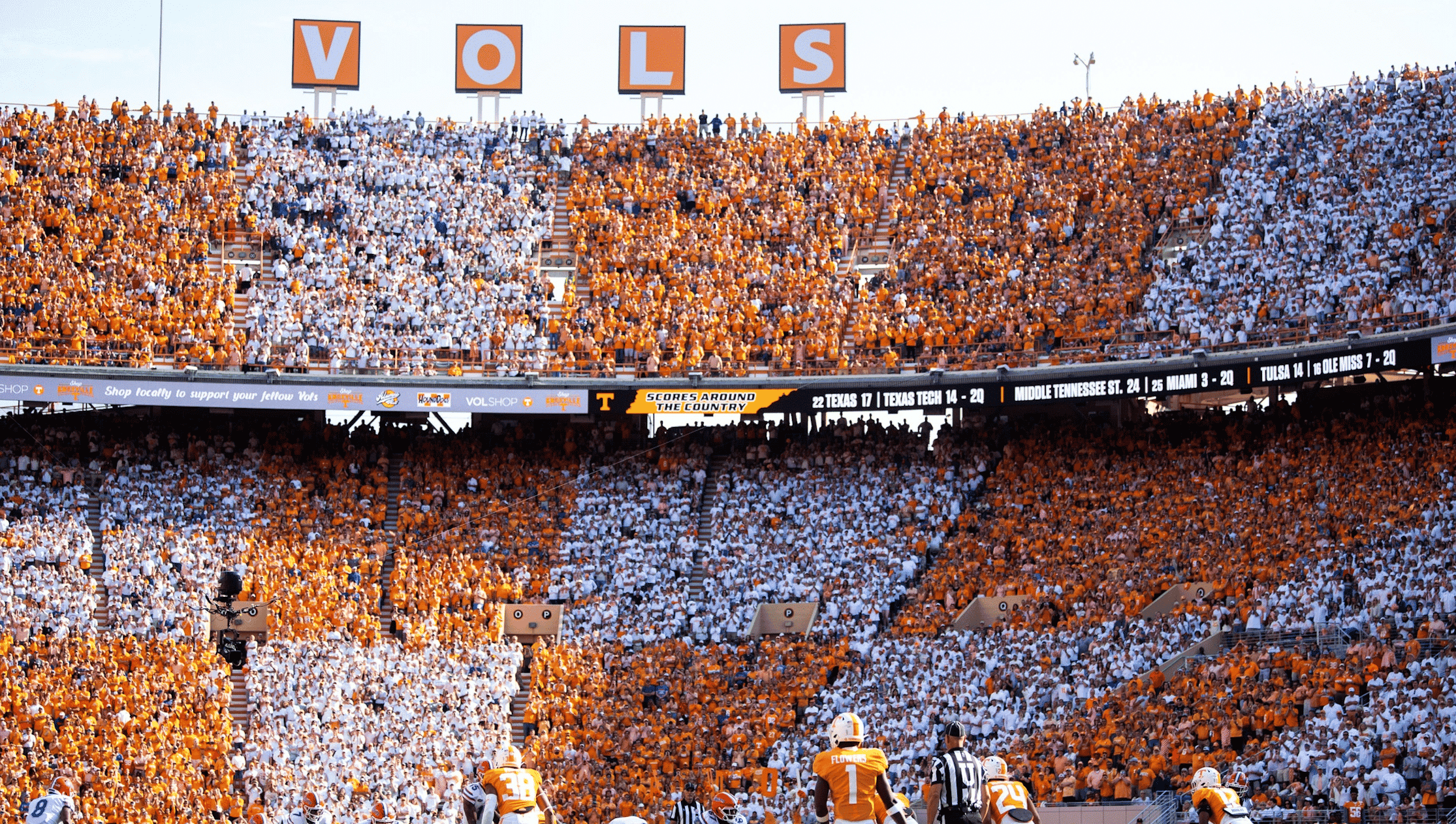 Tennessee player gives Florida defender the finger after being flagged ...