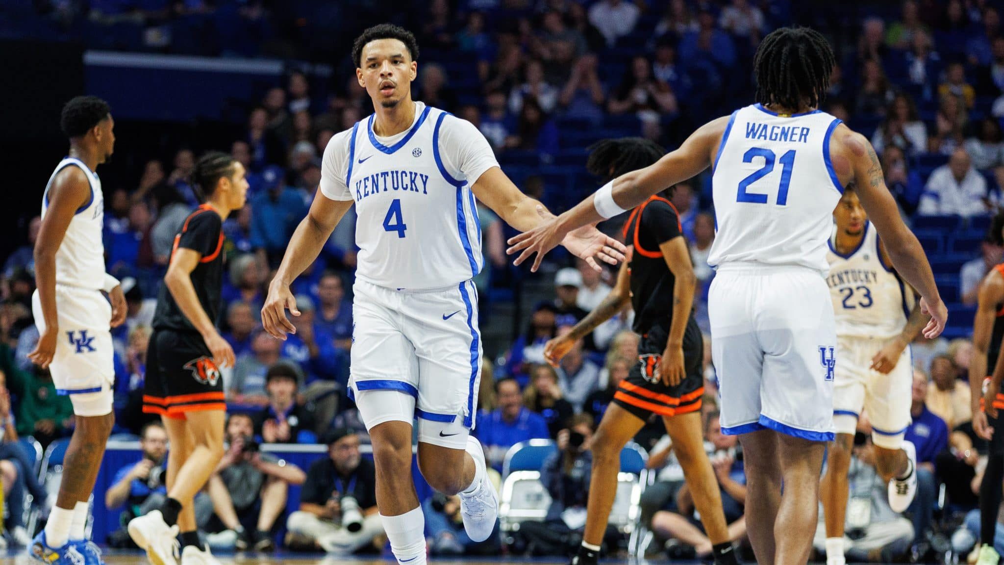 Tre Mitchell shines as Kentucky cruises to win in exhibition game ...