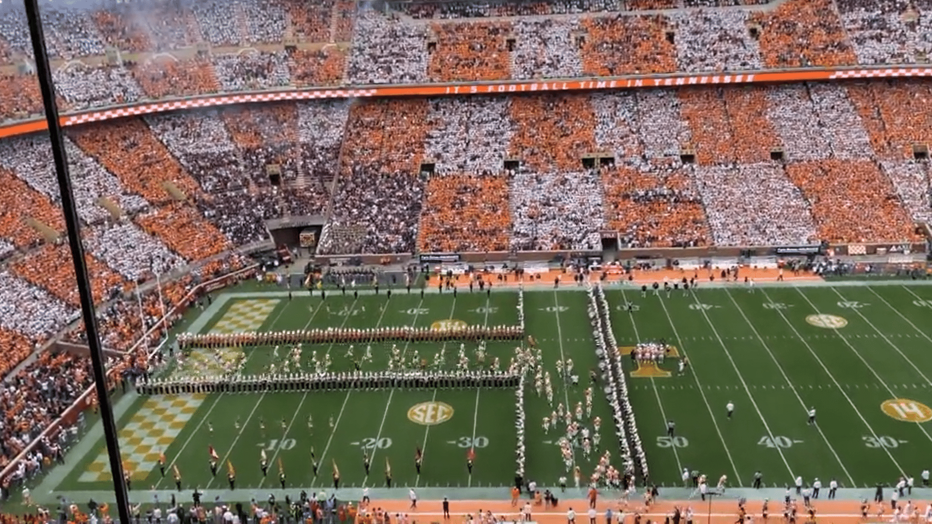 Running through the T: Vols make entrance for checkered battle vs ...