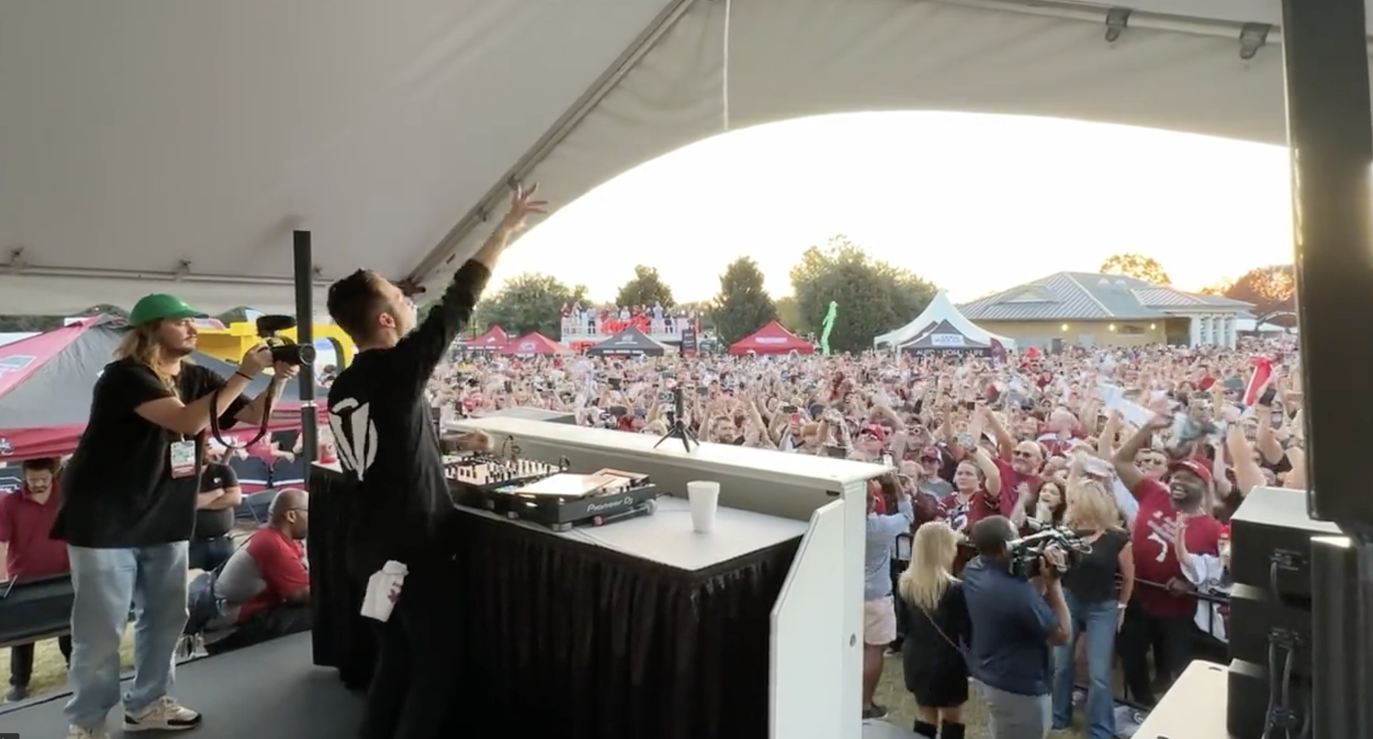 Darude sends Gamecock fans into a frenzy with pre-game Sandstorm ...