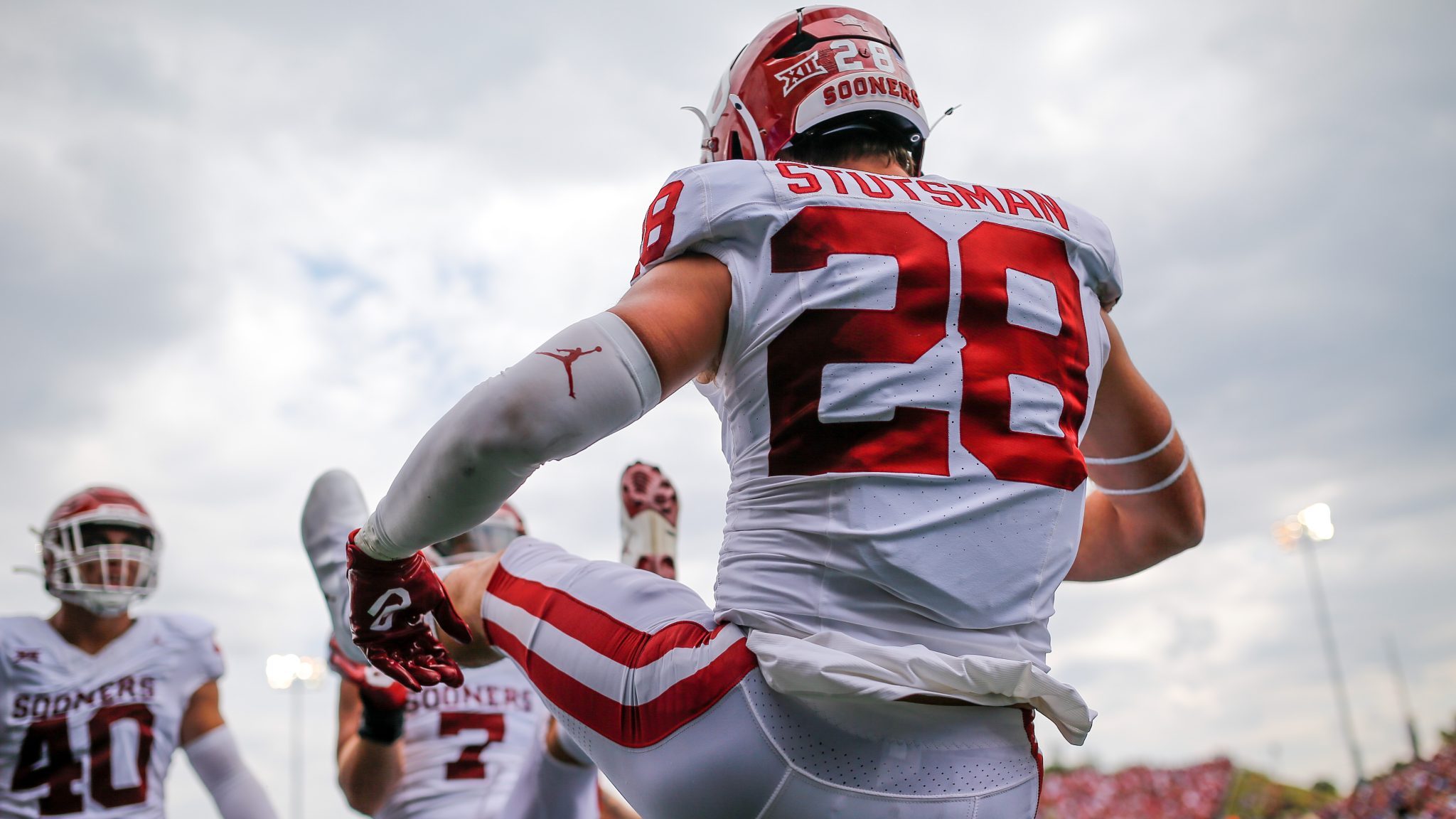 Danny Stutsman rocks gold ‘horns down’ chain to Cotton Bowl - Saturday ...
