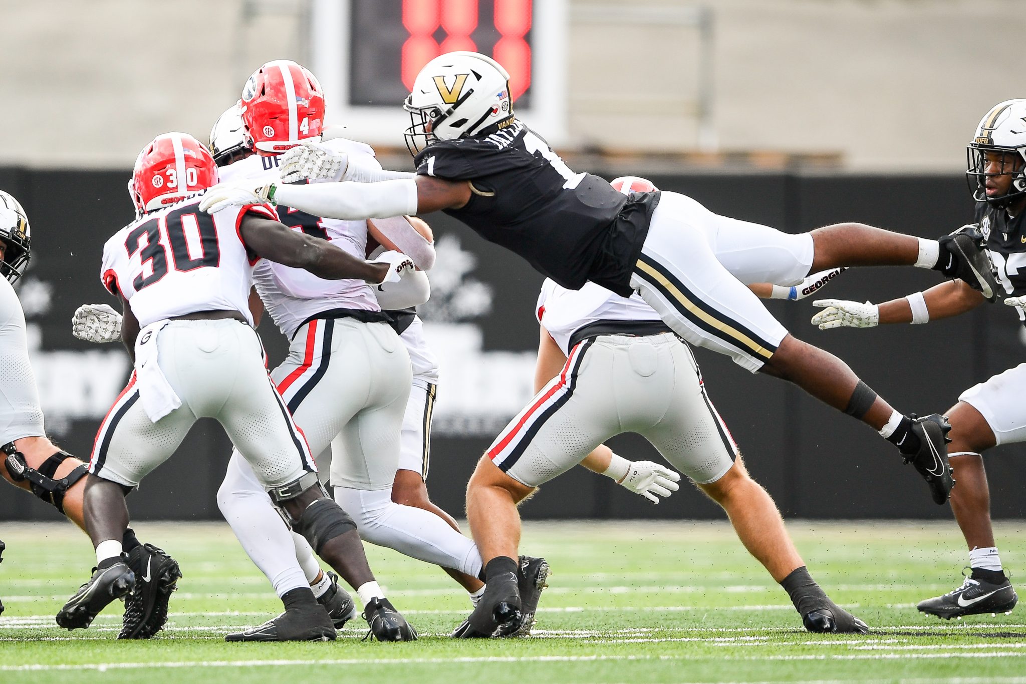 CJ Taylor, Vanderbilt LB, announces plans for future in Nashville ...