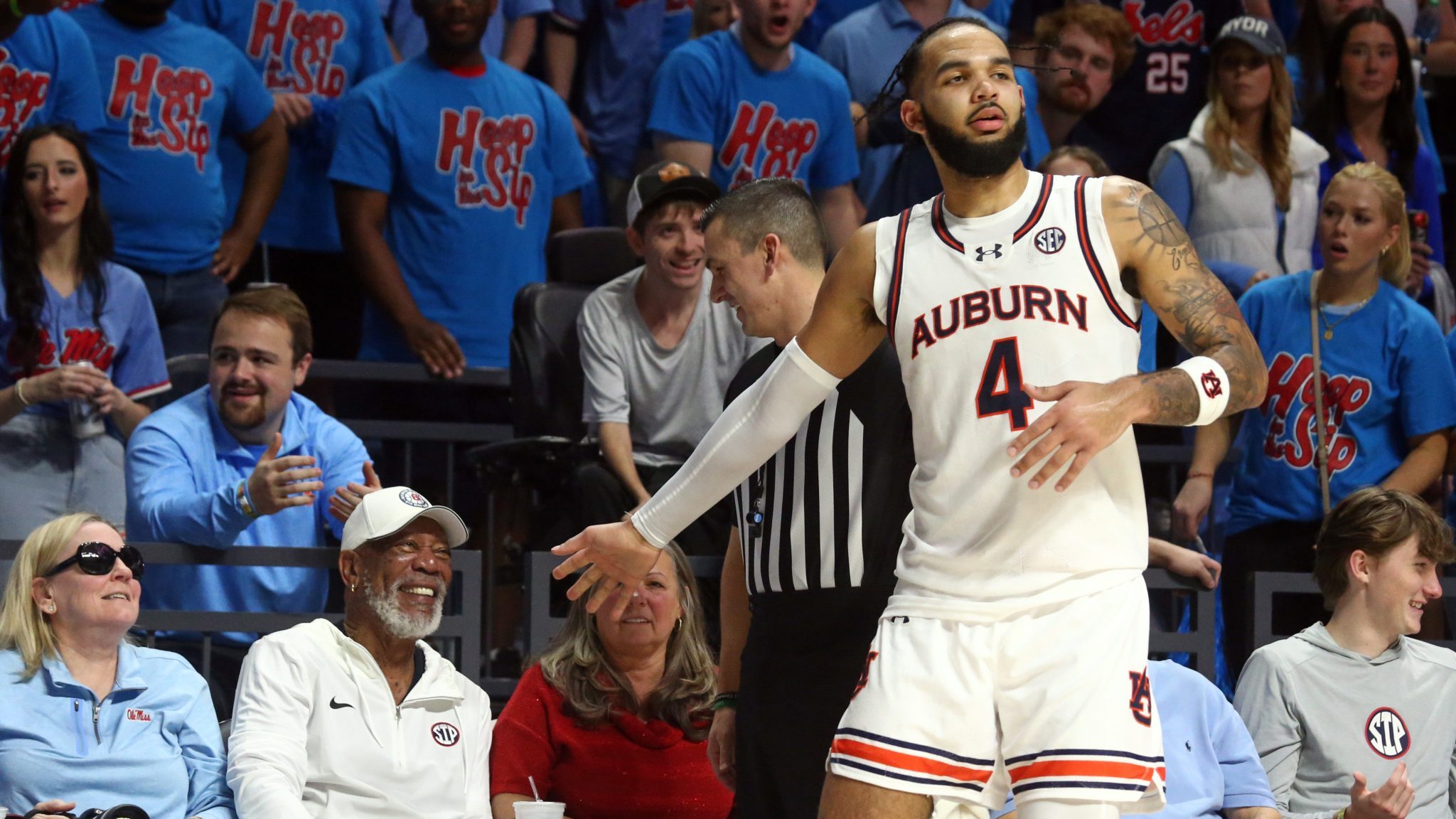 Johni Broome slaps Morgan Freeman's hand during Auburn-Ole Miss game ...