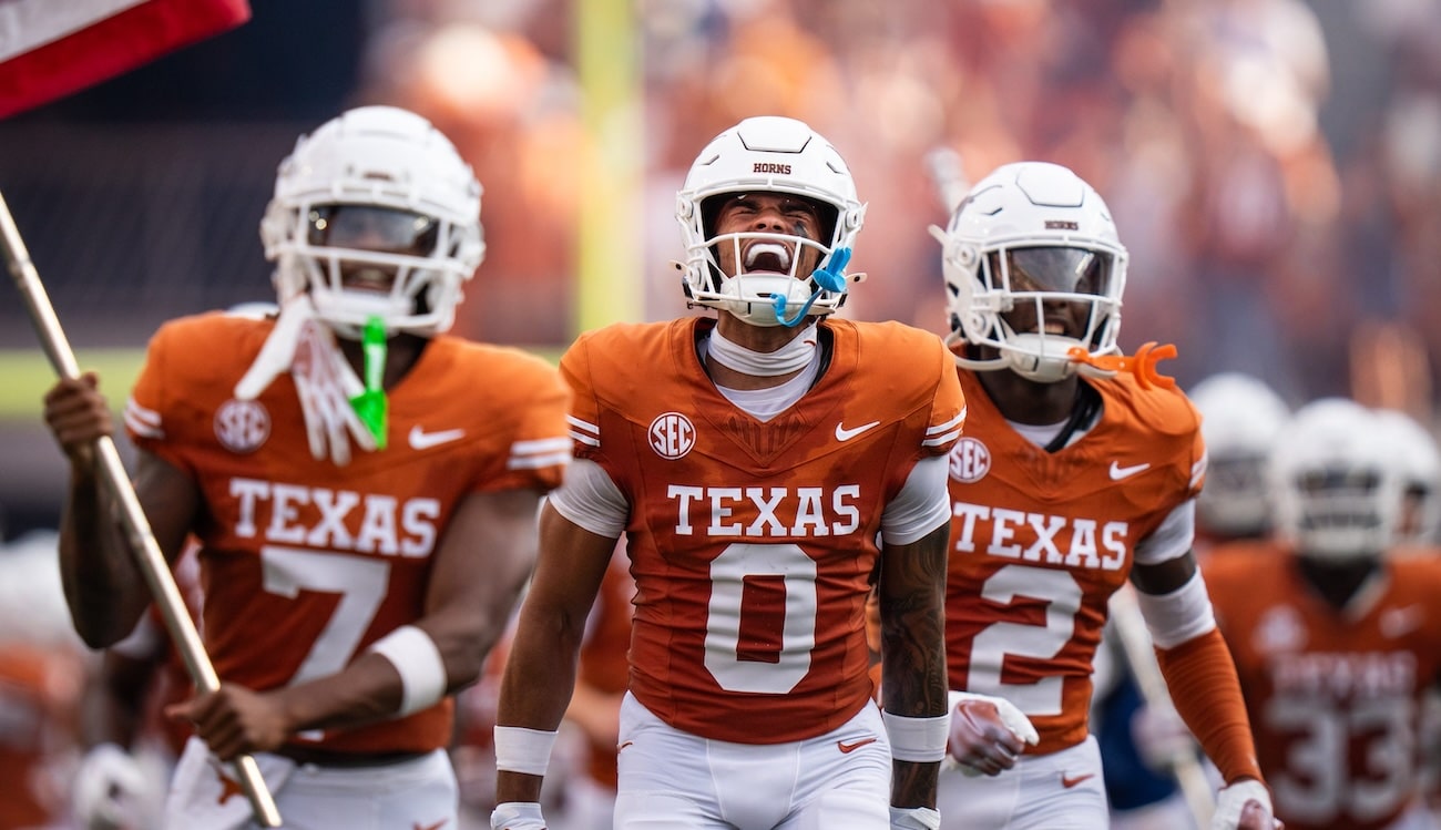 Texas fan calls out Georgia with sign during blowout win over UTSA ...