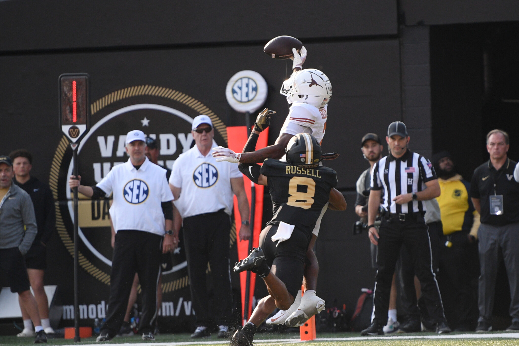 Texas WR Matthew Golden makes highlight catch in game vs. Vanderbilt ...