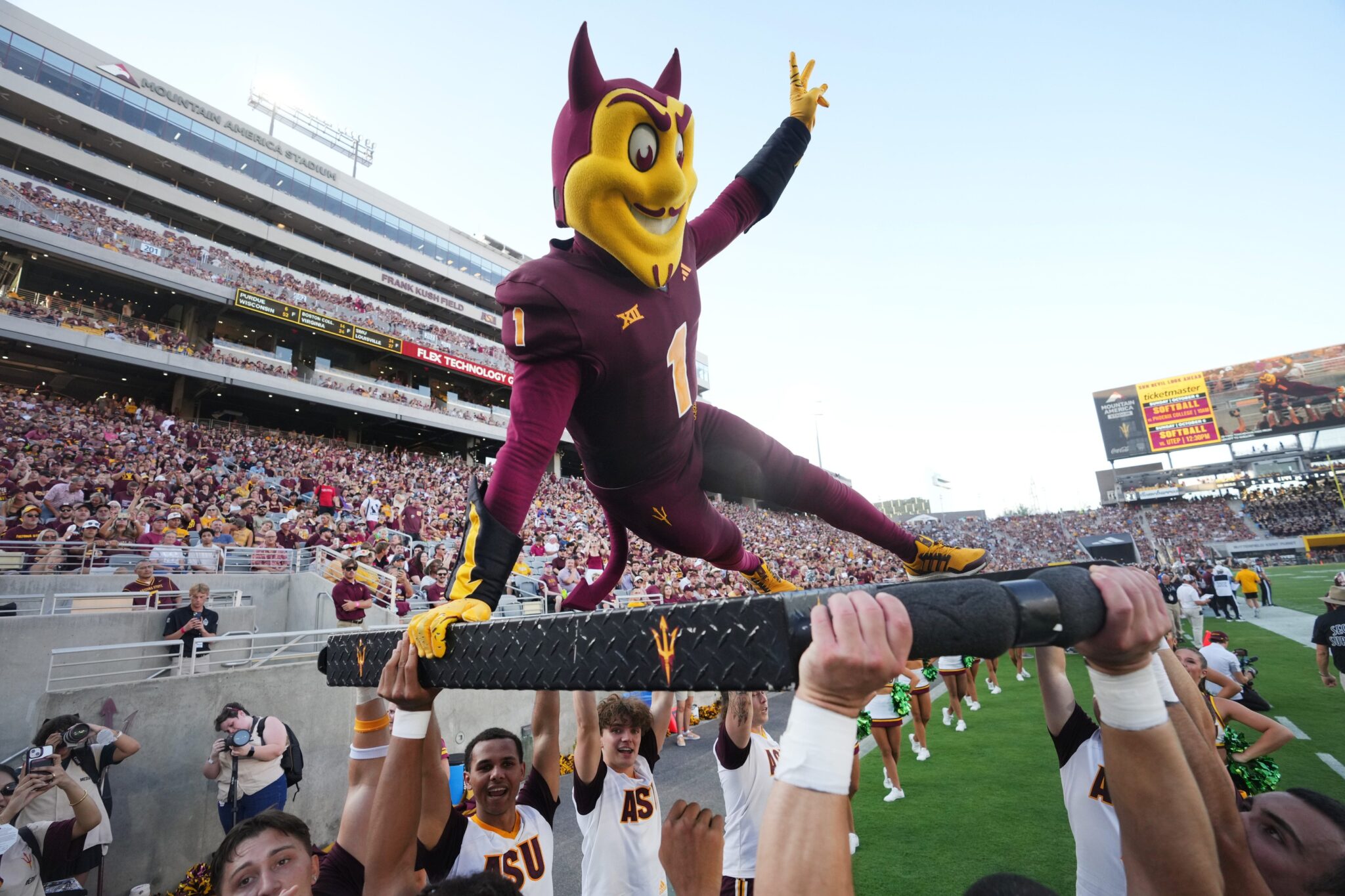 Arizona State clowns Desmond Howard over GameDay slight - Saturday Down ...