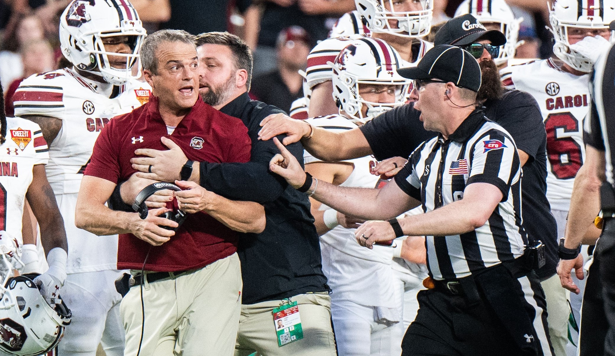 Shane Beamer loses his mind on official in game against Vanderbilt ...