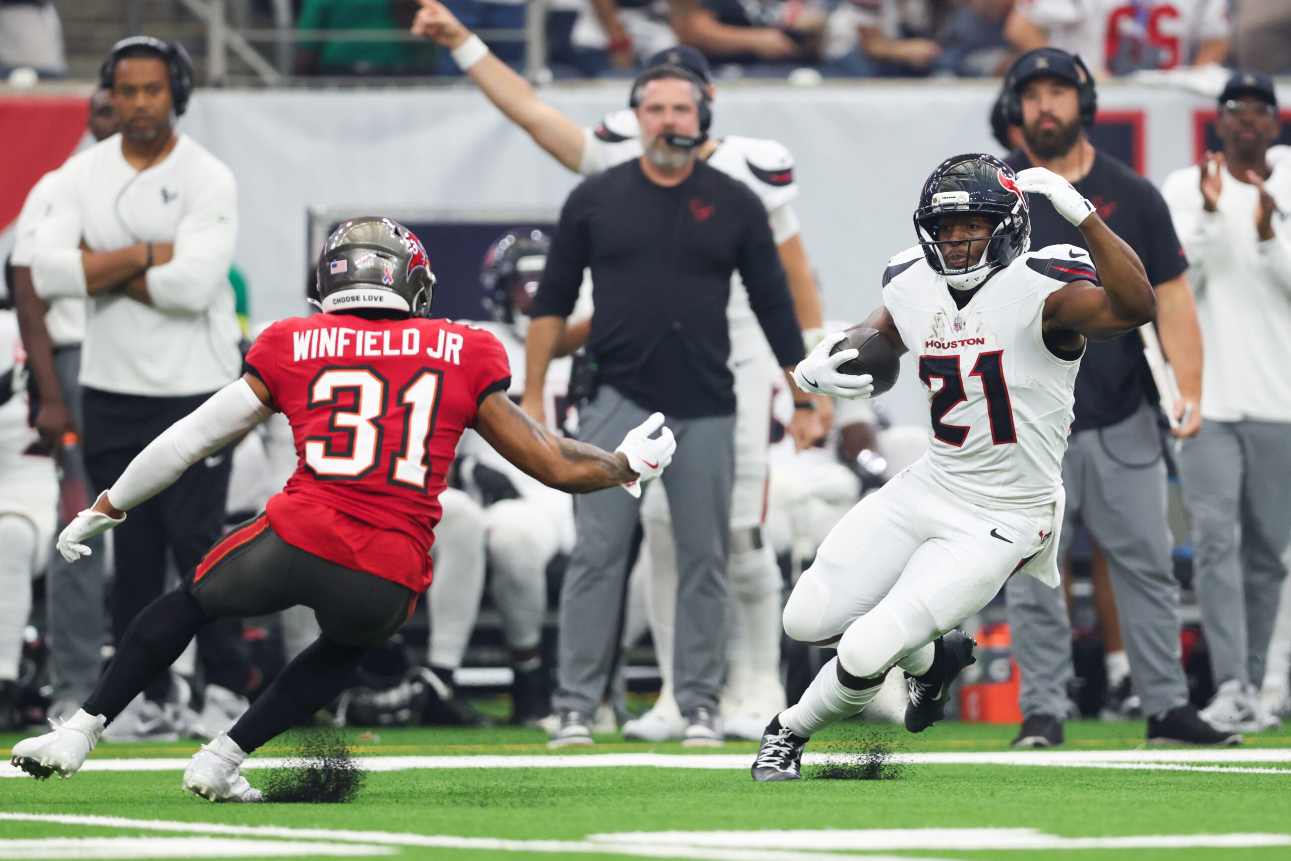Nick Chubb scores first Houston TD to give Texans brief late lead over ...