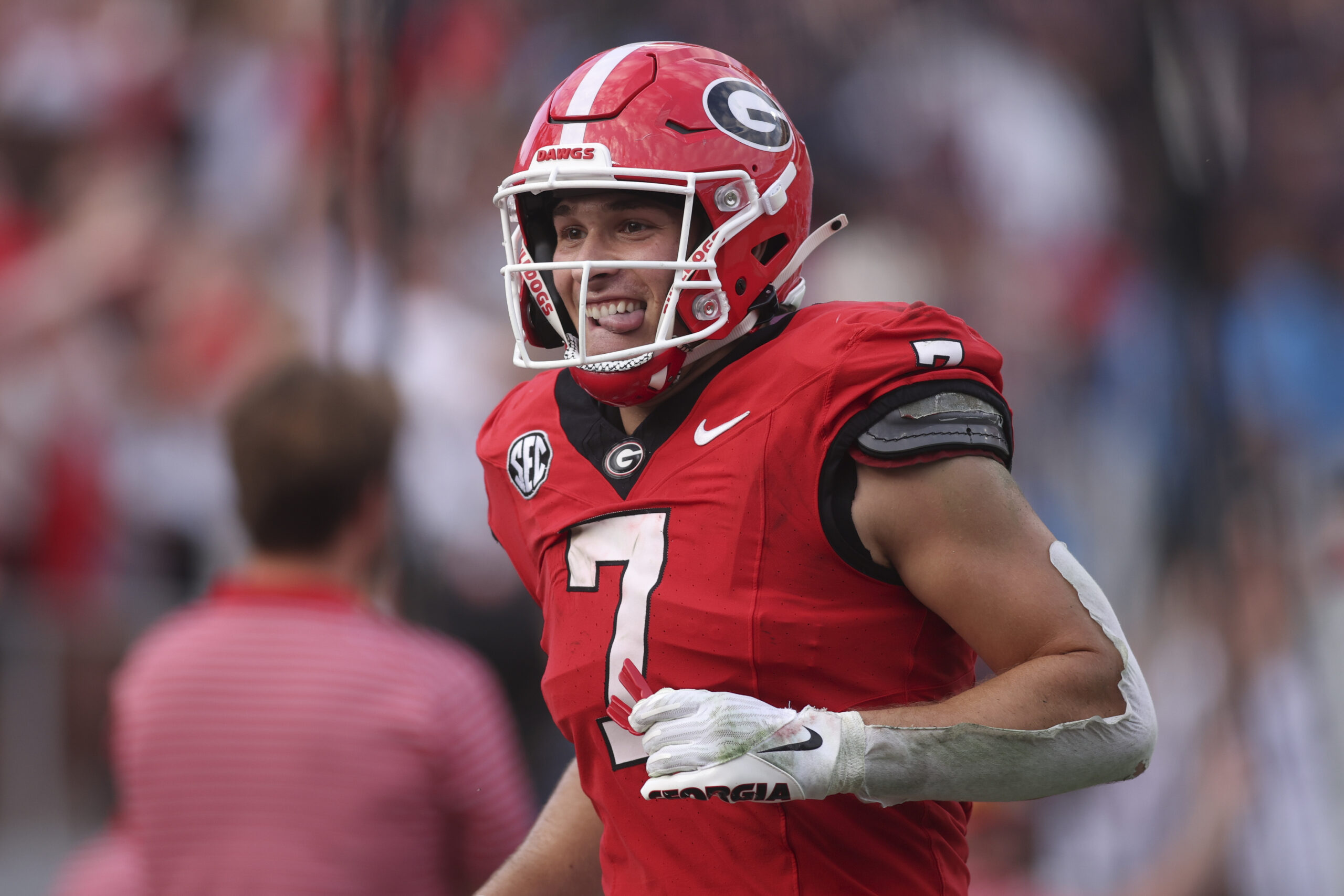 Georgia TE Lawson Luckie takes scary hit, leaves game following ...