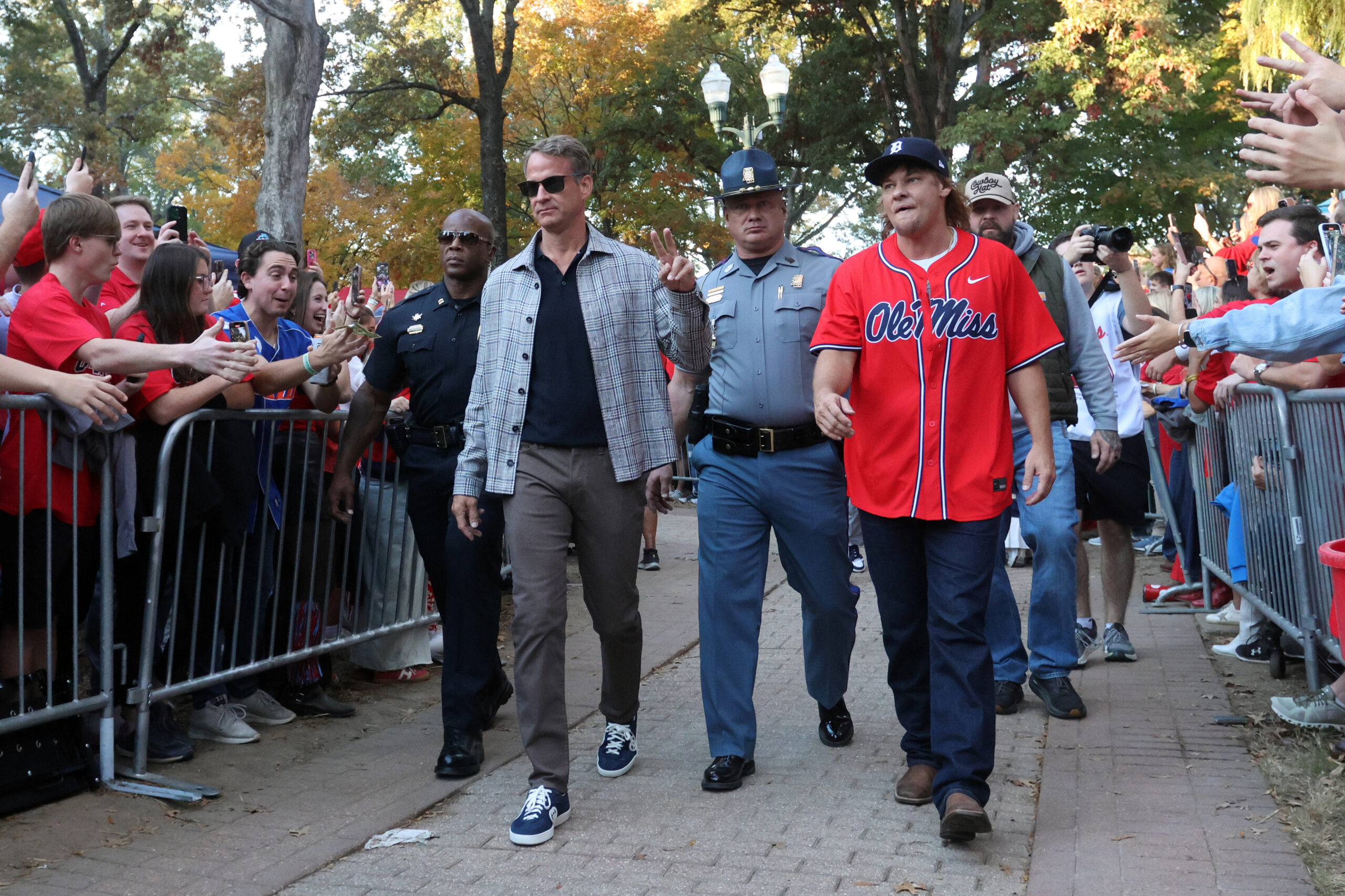 Theo Von walks alongside Lane Kiffin, fires up Ole Miss fans ahead of ...