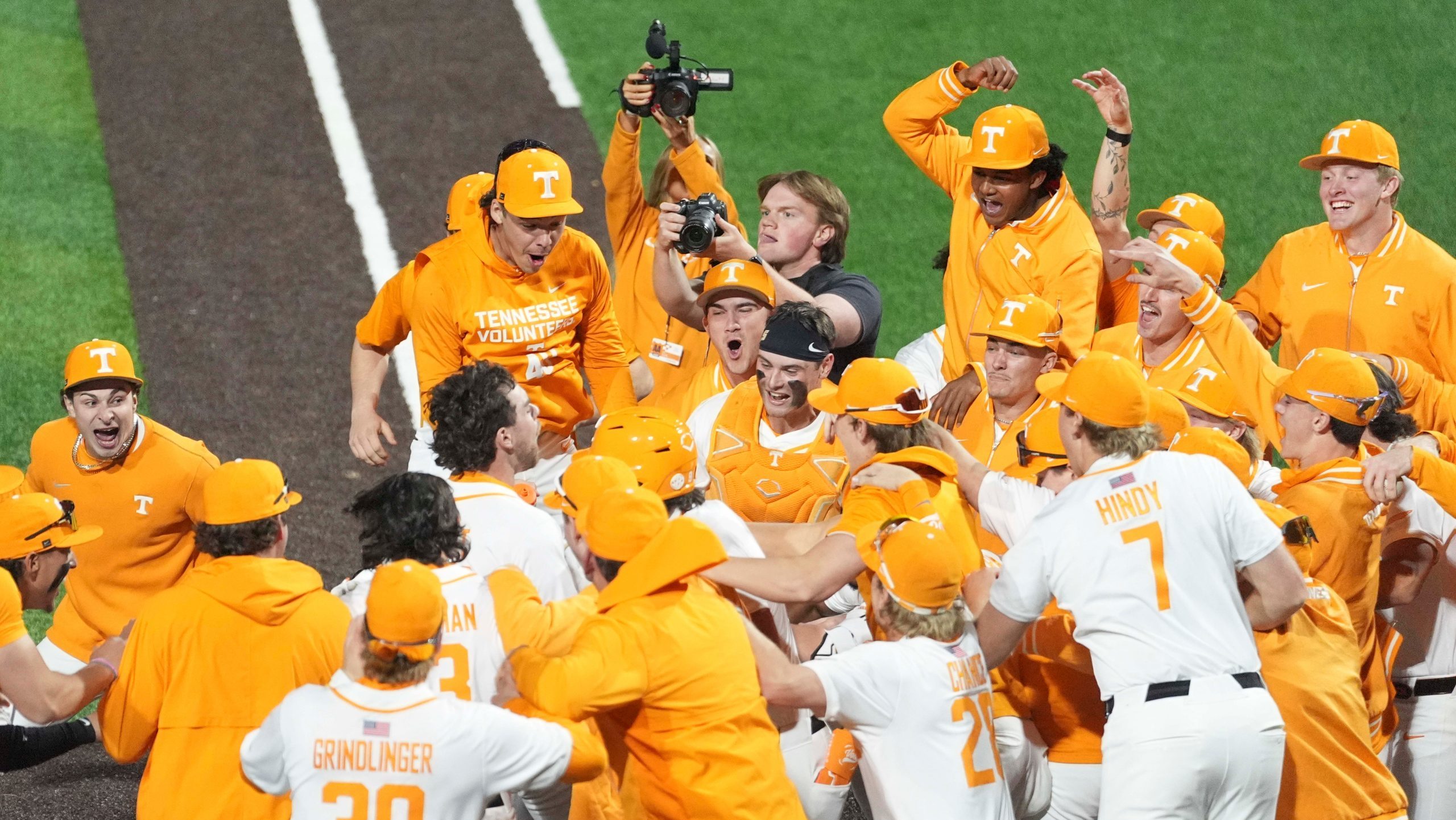 Tennessee walks off Kent State, improves to 5-0 - Saturday Down South