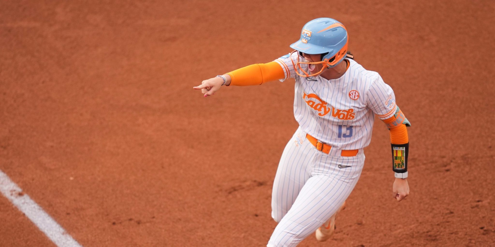 Emma Clarke sends Tennessee to WCWS semifinals with walk-off blast ...