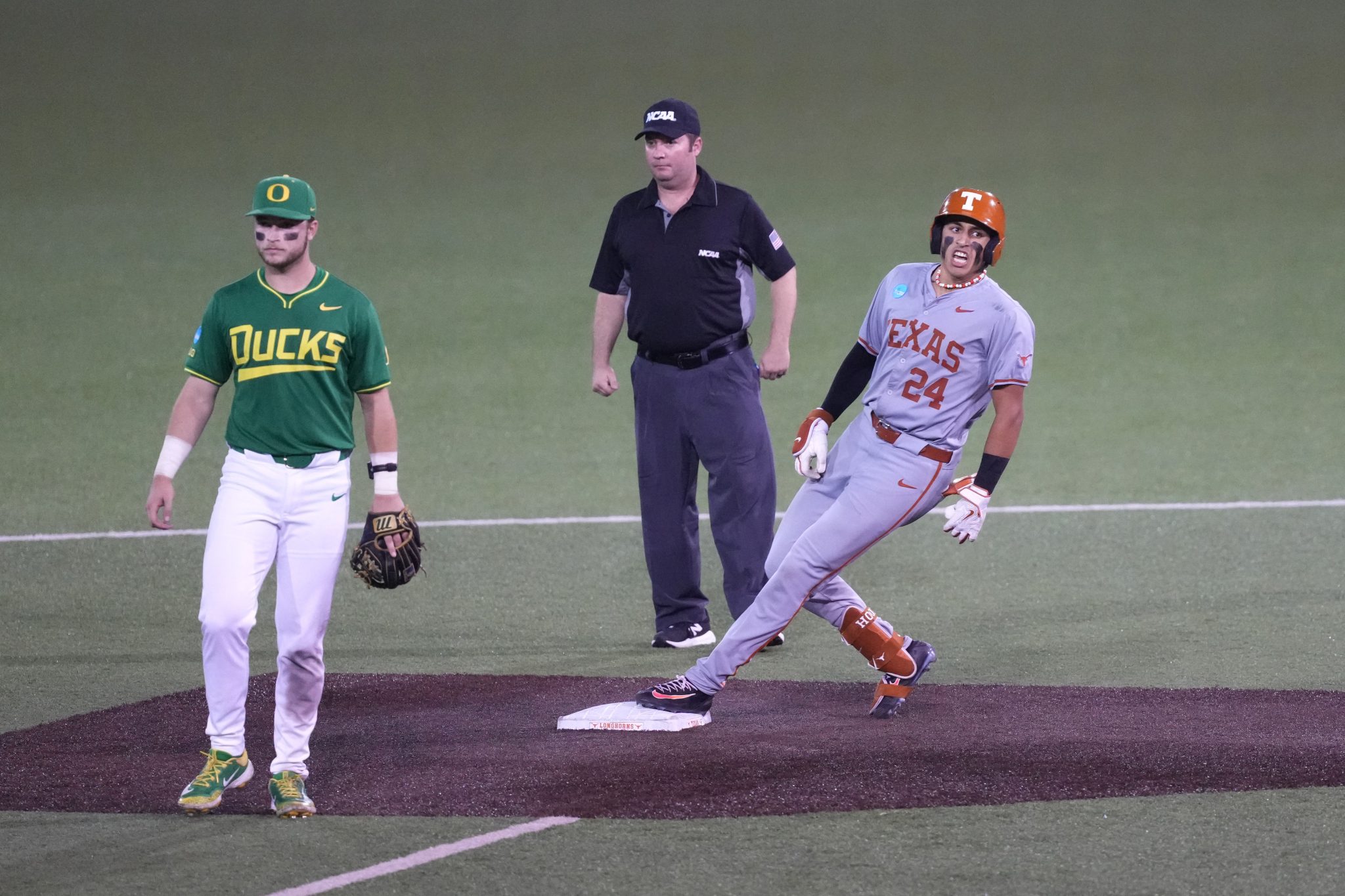 Texas wins late-night thriller against Oregon to take Super Regional ...