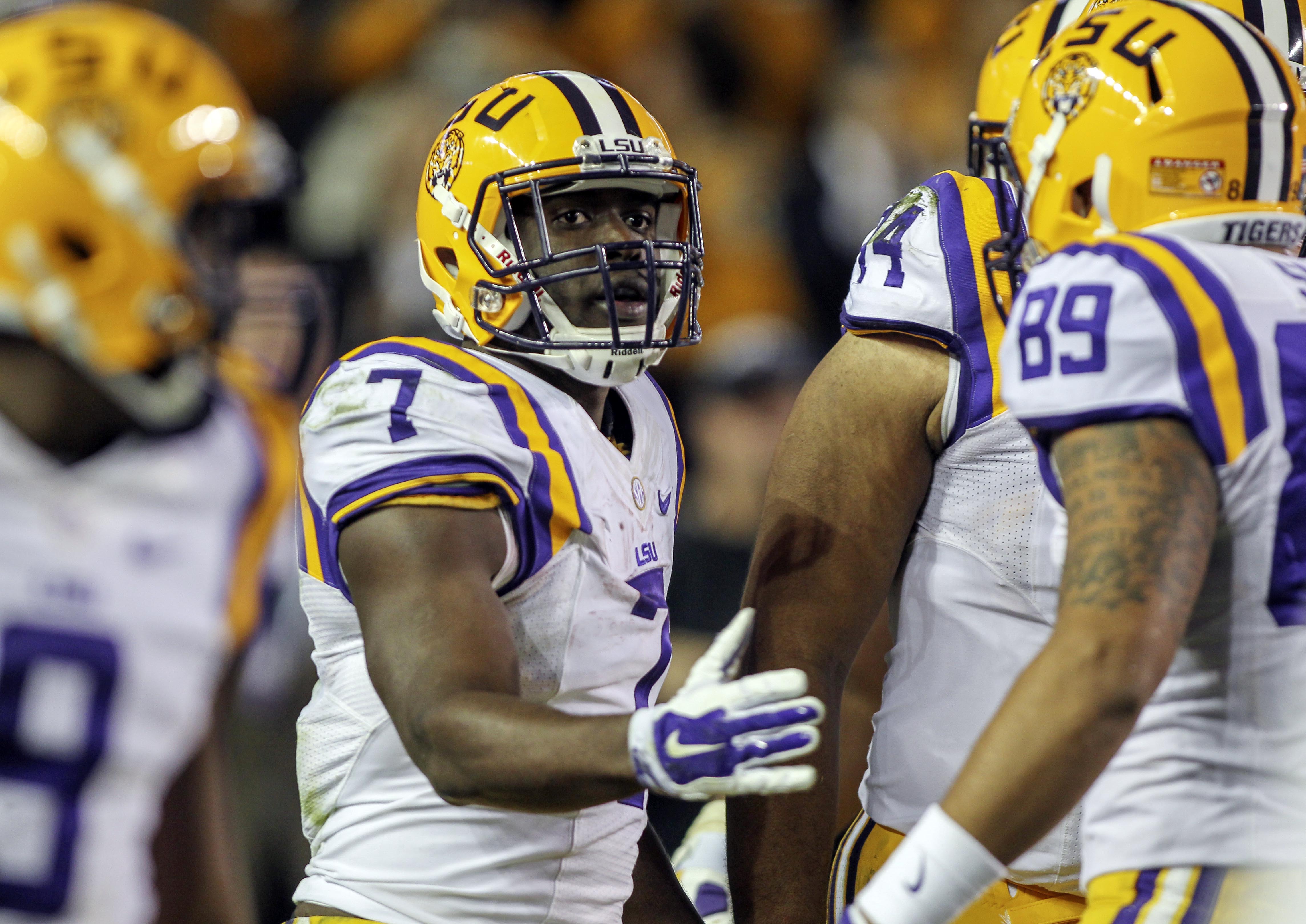 Photo: LSU wearing slick all-white alternate uniform at Ole Miss