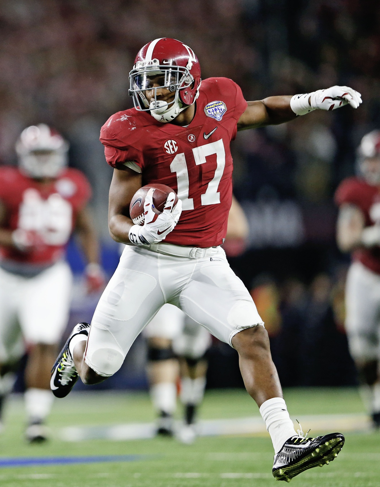 Photo: Alabama RB Kenyan Drake shows off nasty scar from broken arm