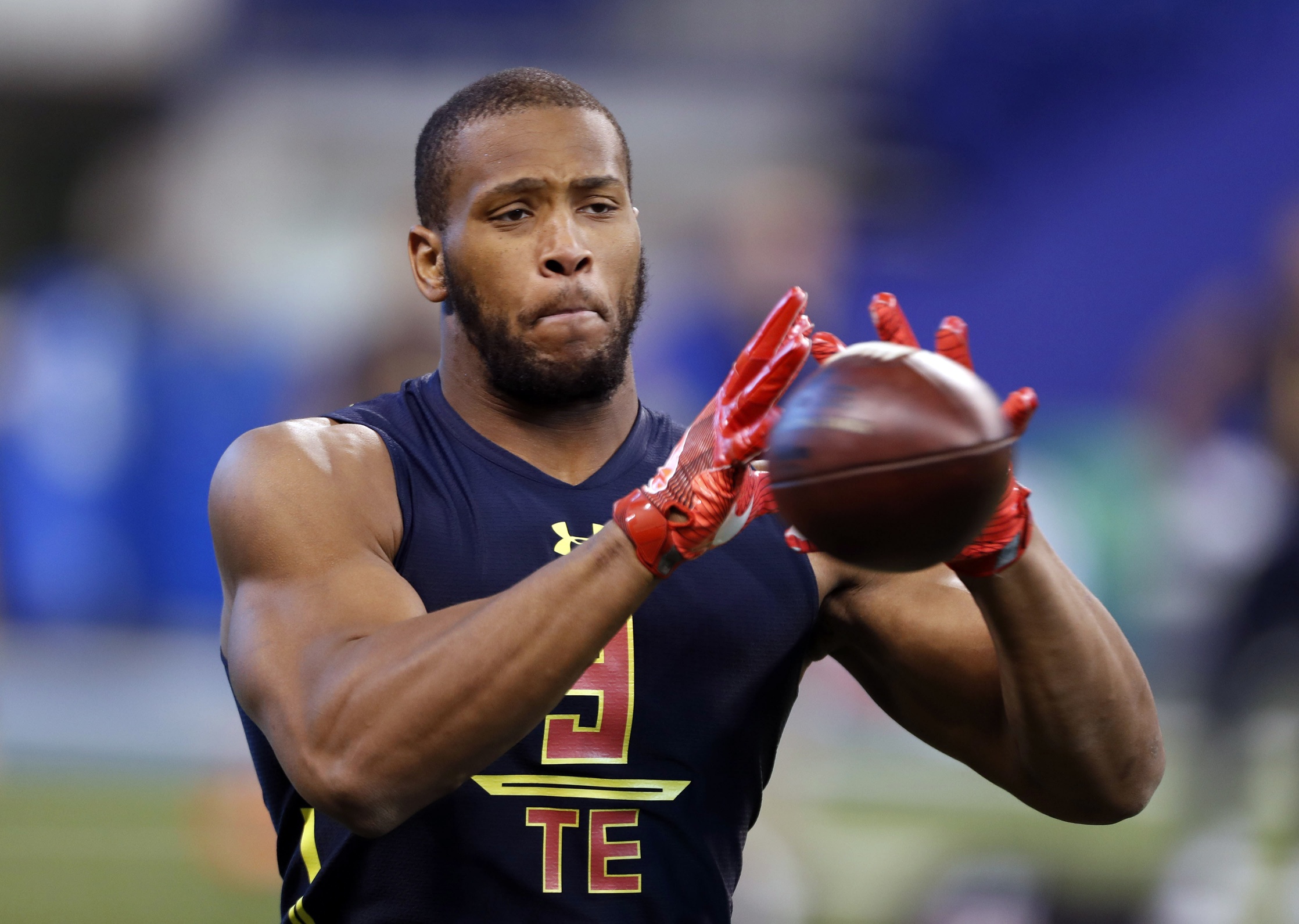 Former Alabama TE O.J. Howard sets up visits with Titans, Buccaneers