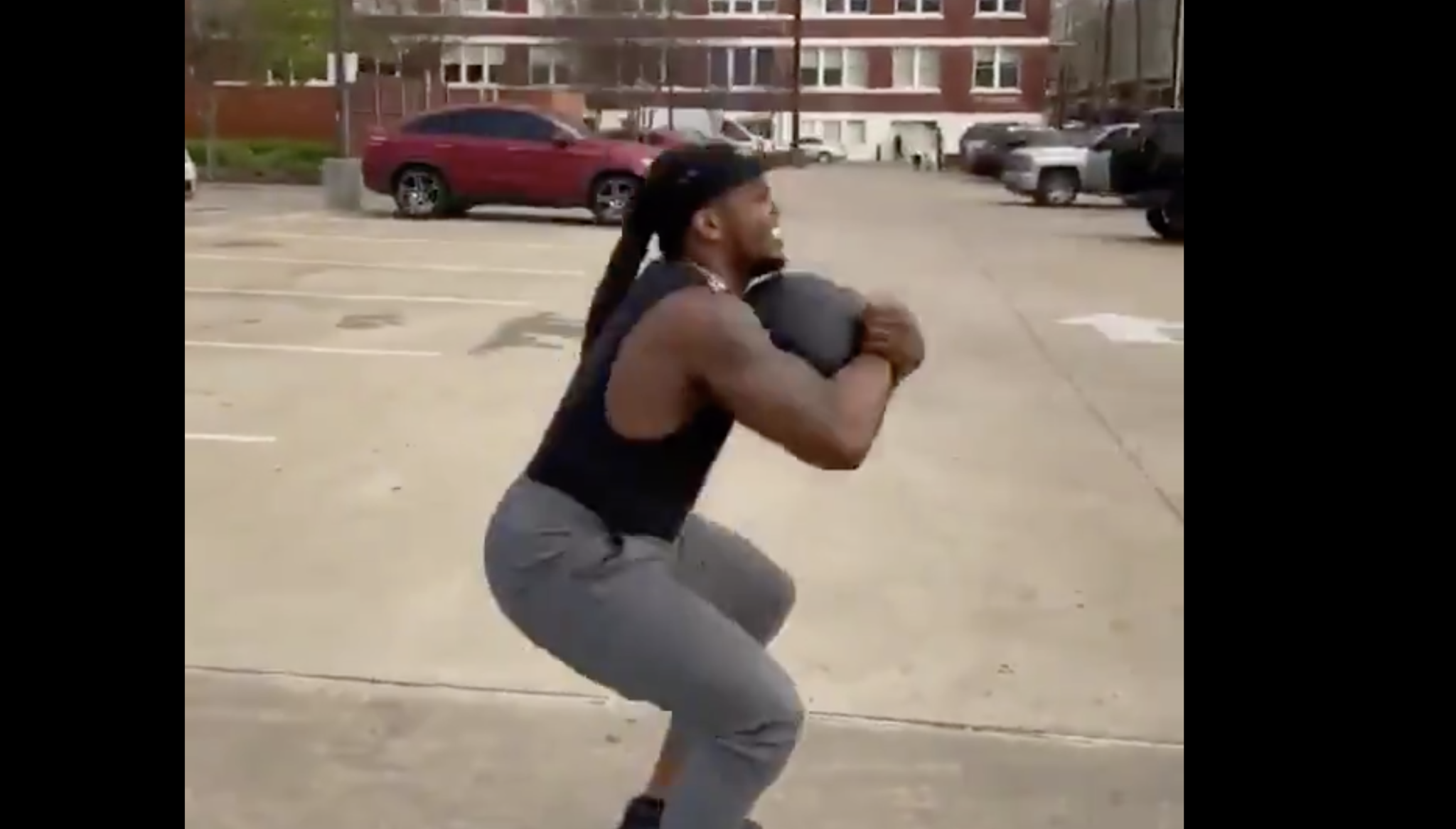 No days off: Derrick Henry takes his workout to the parking lot after ...