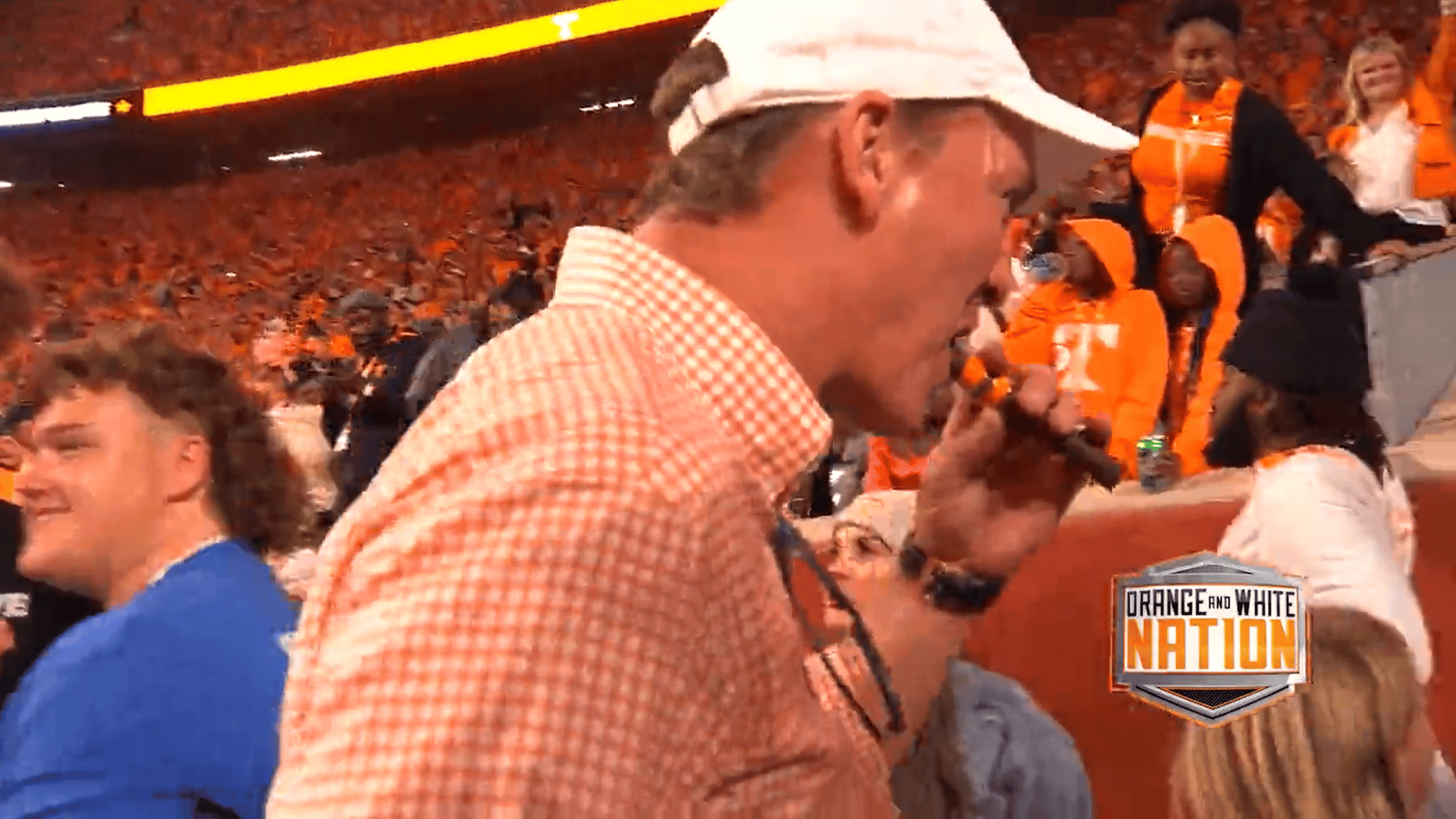 Peyton Manning smokes victory cigar after Tennessee downs Alabama