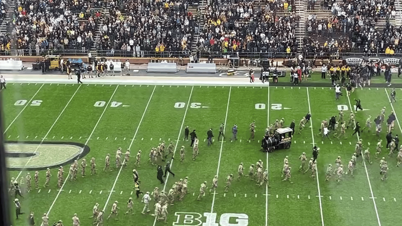 Purdue Train The Boilermaker Special Stalls Out During Team Entrance