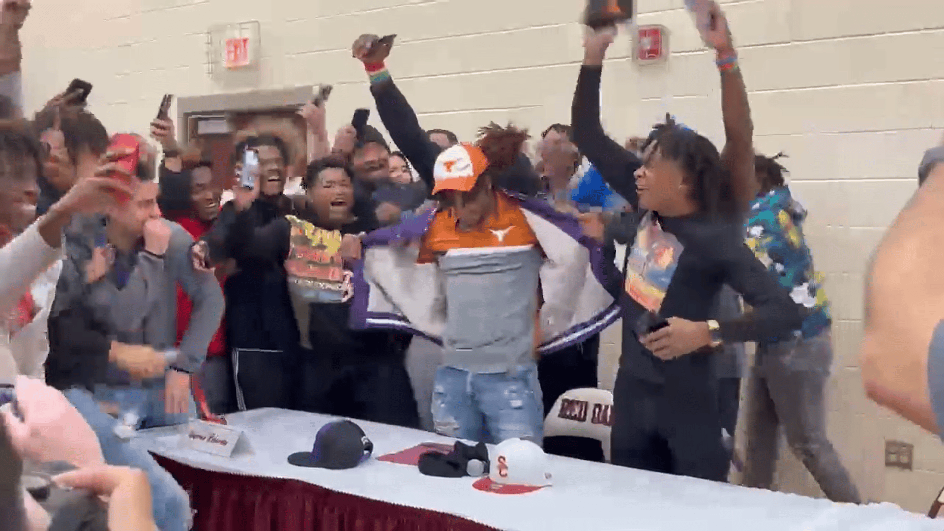 Texas flips 4-star DB, signs in-state prospect for class of 2023 away ...