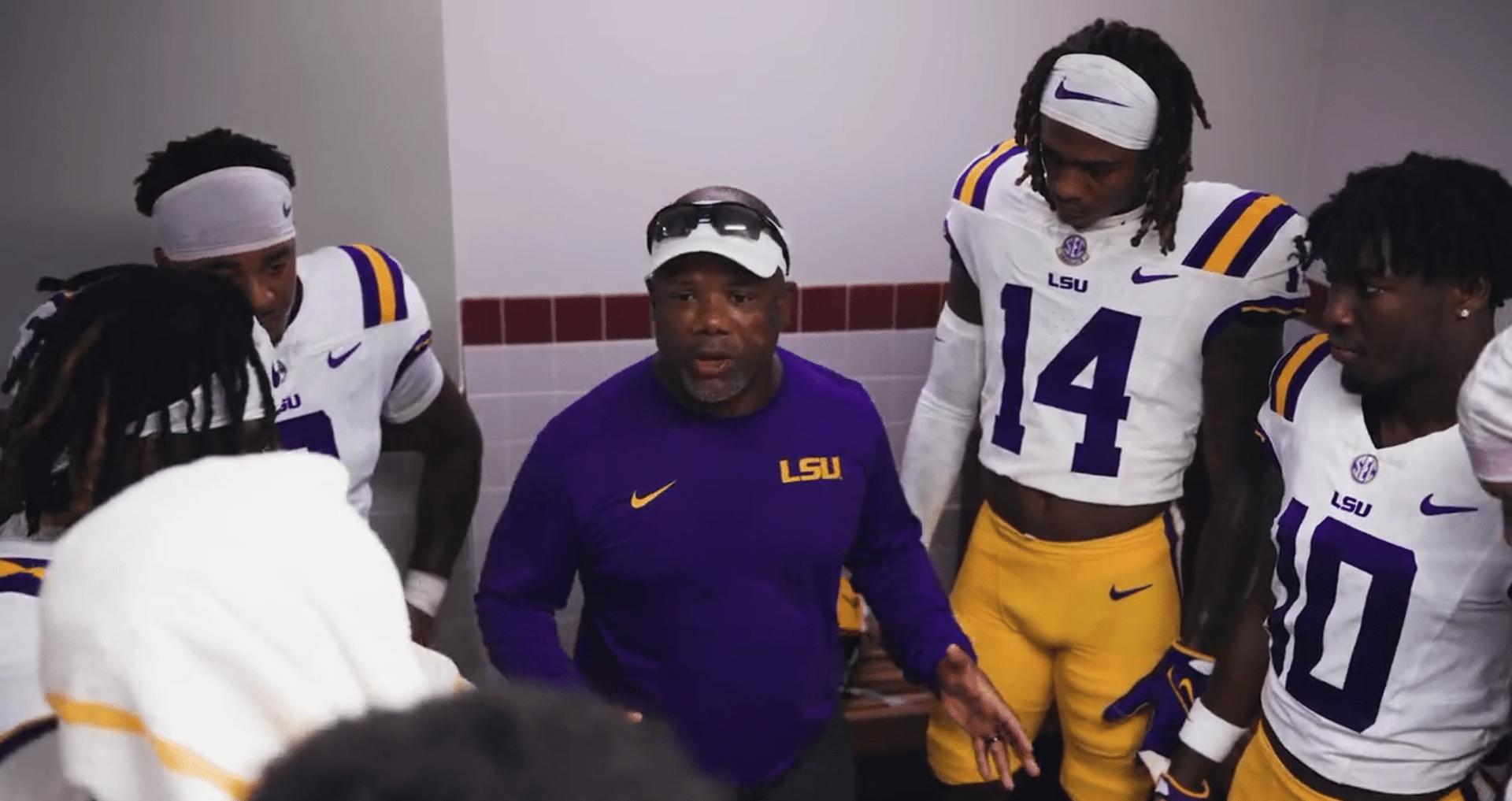 LSU assistant Frank Wilson delivers incredible locker room speech
