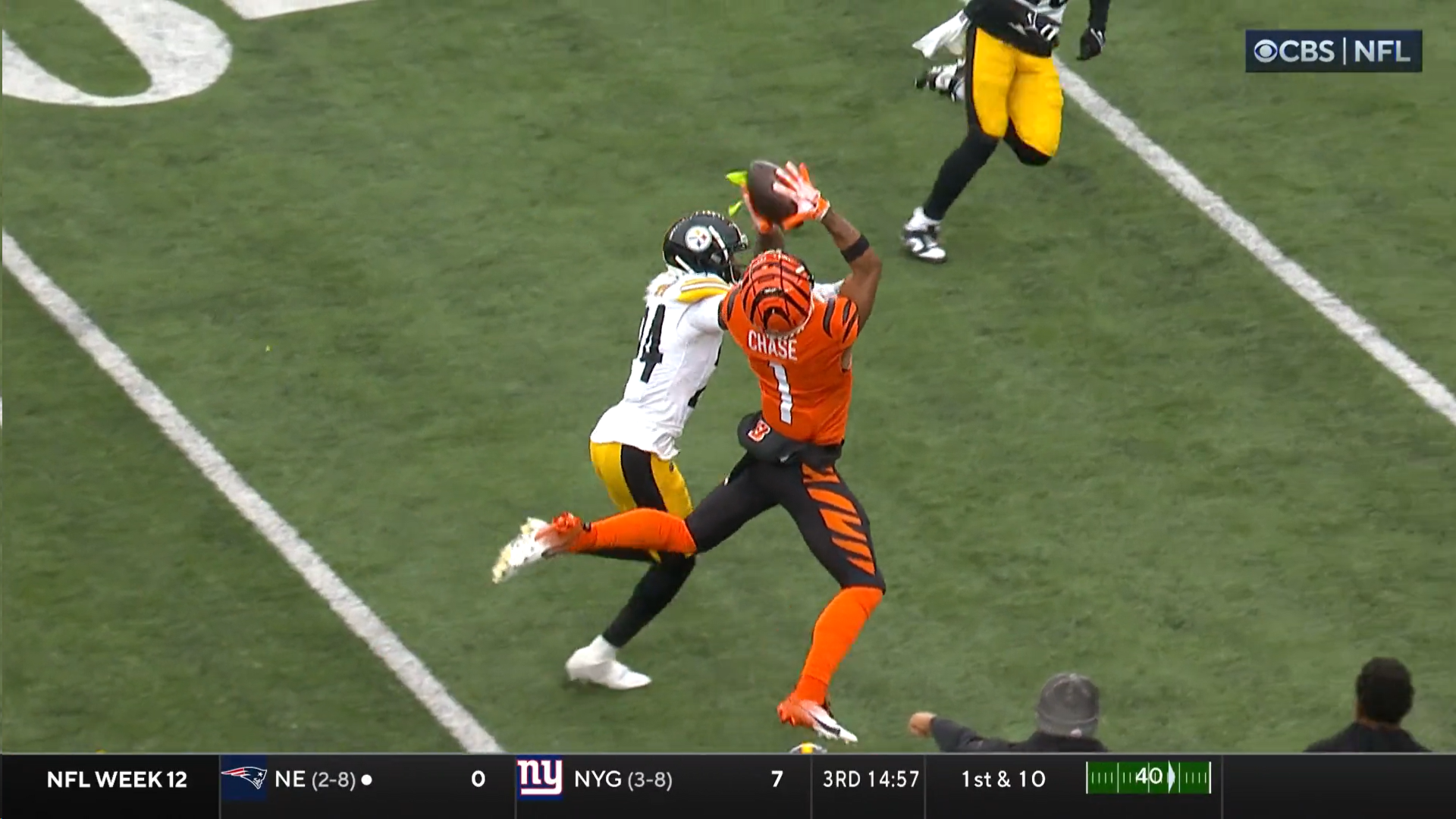 Ja'Marr Chase makes impressive catch while holding defender's mouthguard